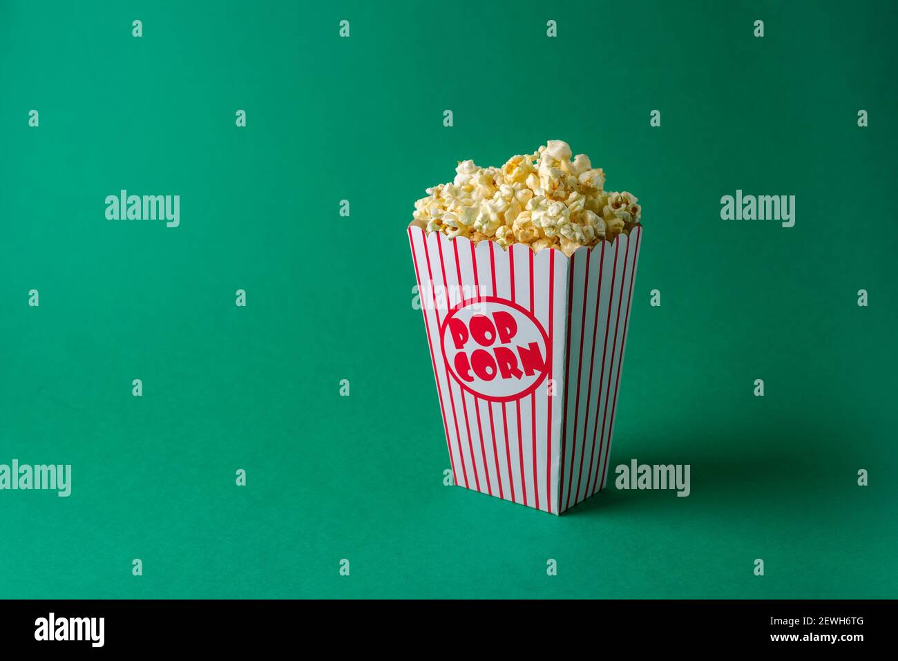 Green white popcorn bucket hi-res stock photography and images - Alamy