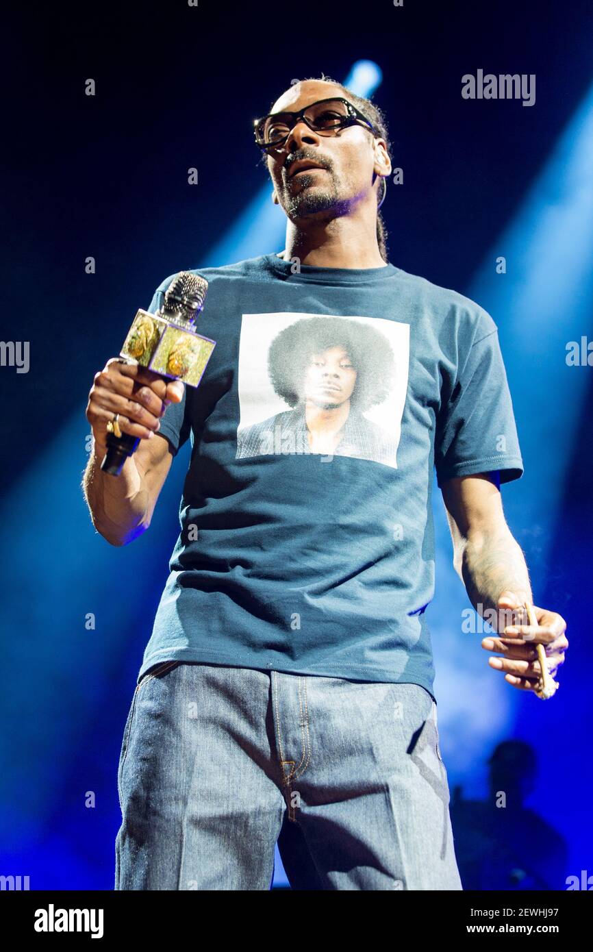 Snoop Dogg (Cordozar Calvin Broadus, Jr.) during The High Road Tour at ...