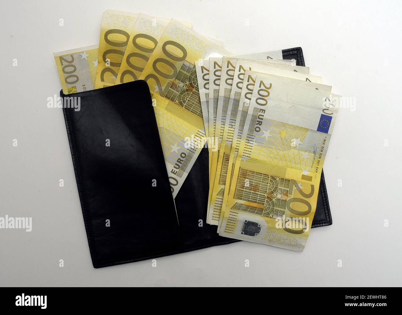 100 euro banknote with wallet hi-res stock photography and images - Alamy