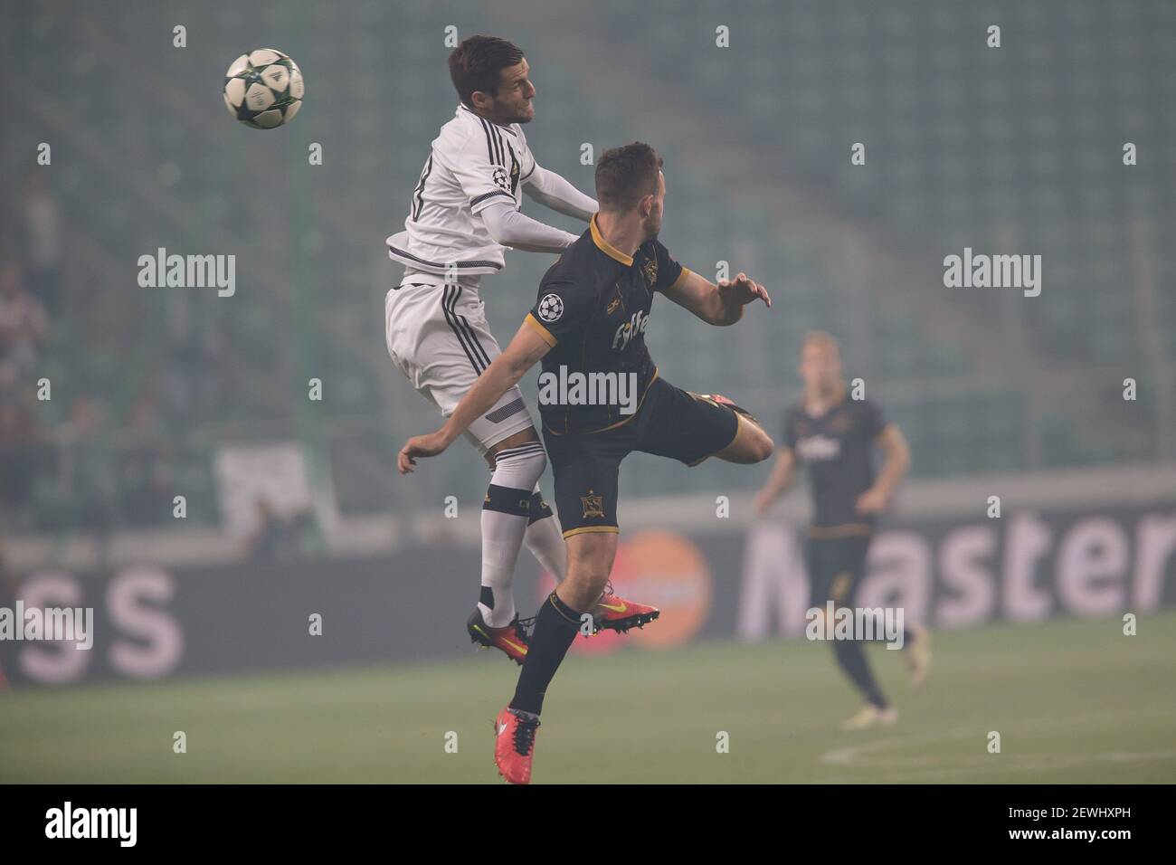 Lukasz Broz (Legia), Robert Benson (Dundalk Stock Photo - Alamy