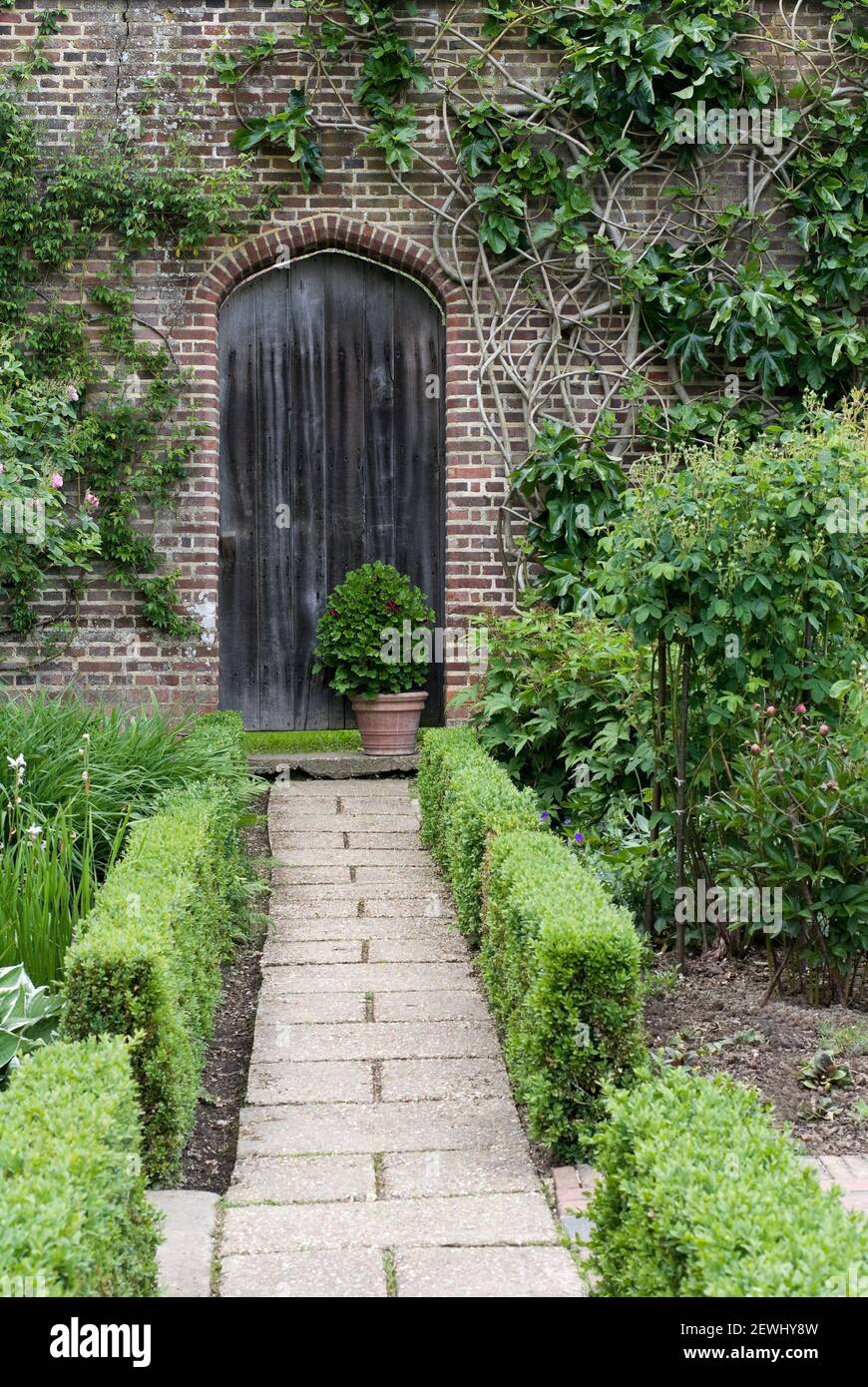 English garden path hi-res stock photography and images - Alamy