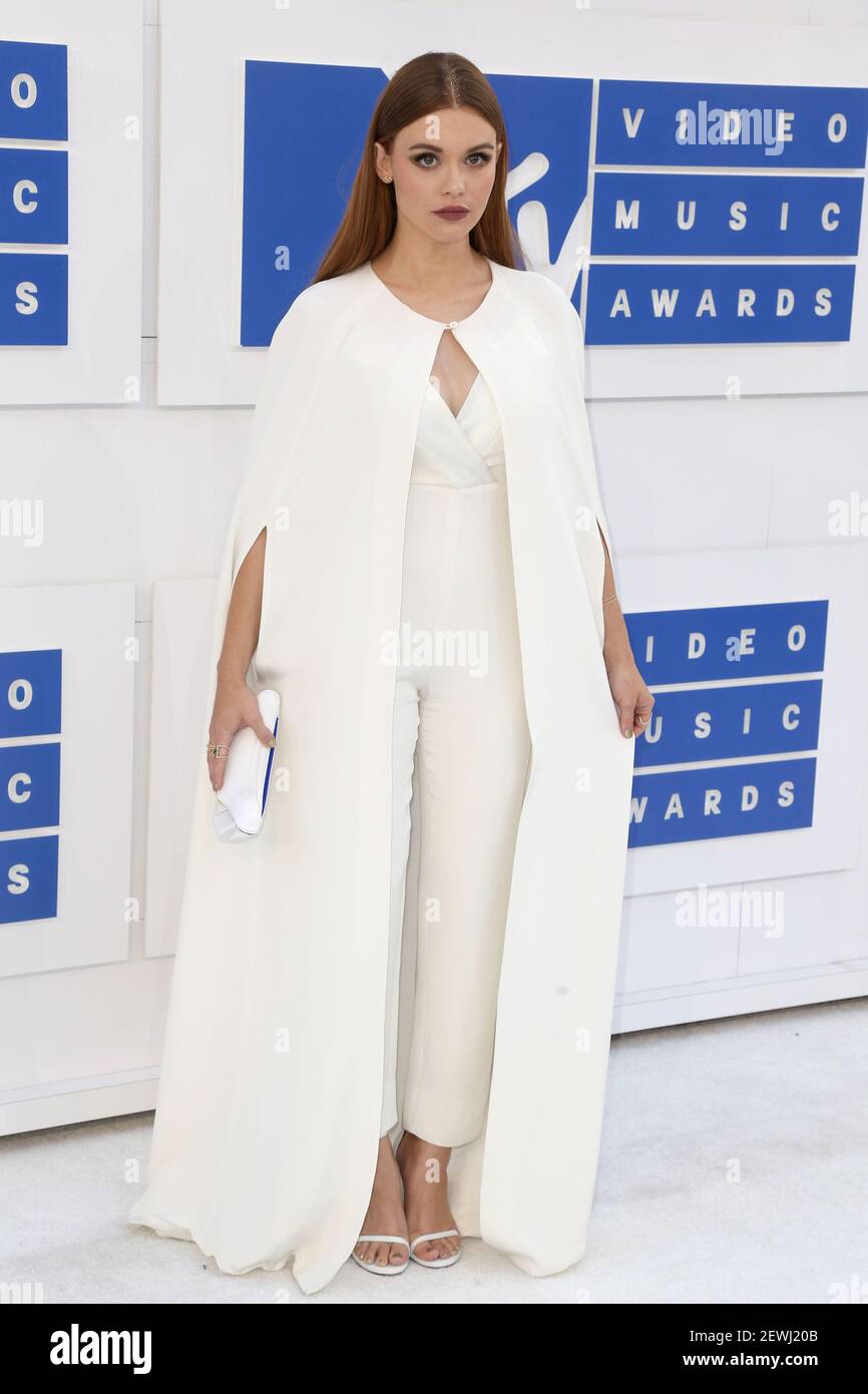 Holland Roden arrives at the 2016 MTV Video Music Awards at Madison ...
