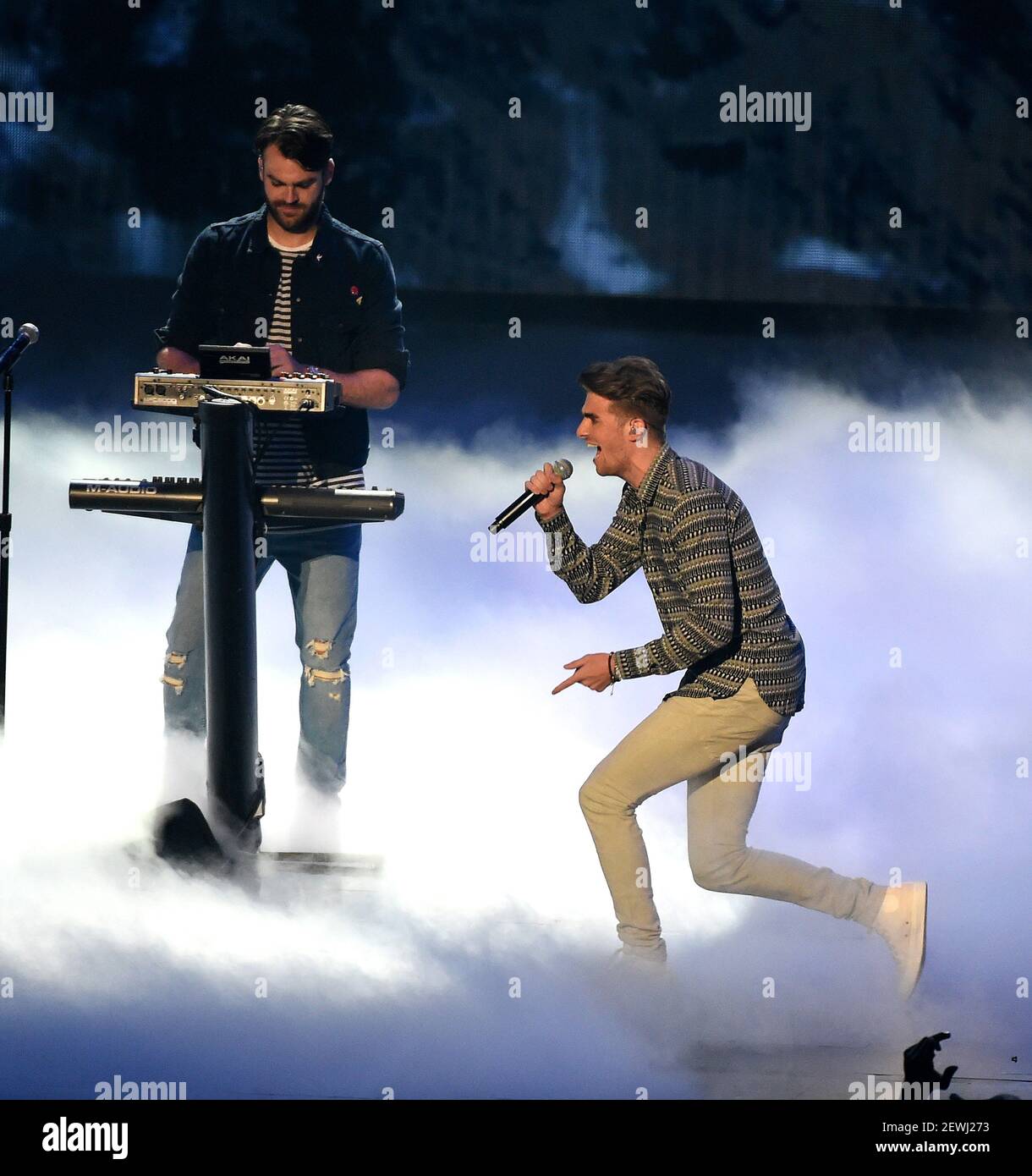 The Chainsmokers perform on the 2016 MTV Video Music Awards at Madison ...