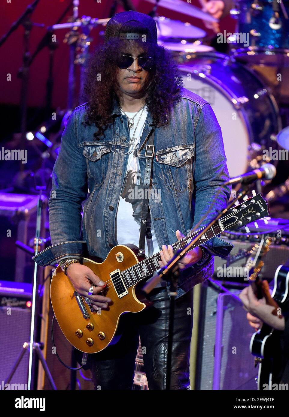 BEVERLY HILLS, CA - SEPTEMBER 1: Slash performs on the Grammy ...