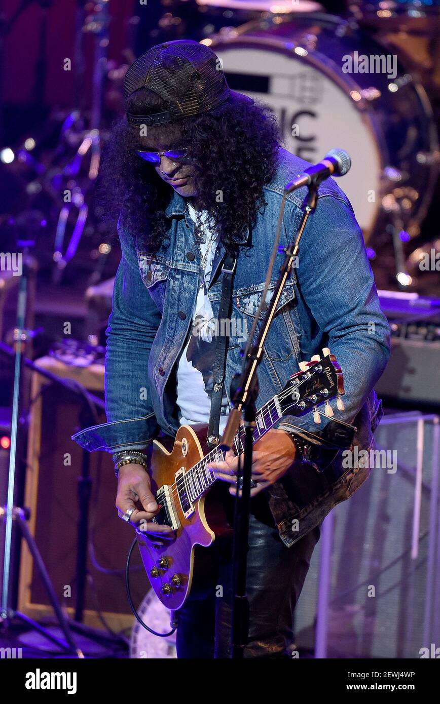 BEVERLY HILLS, CA - SEPTEMBER 1: Slash performs on the Grammy ...