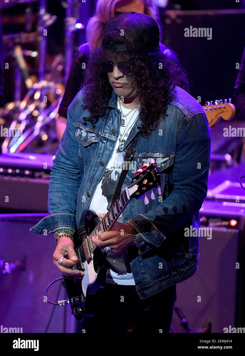 BEVERLY HILLS, CA - SEPTEMBER 1: Slash performs on the Grammy ...