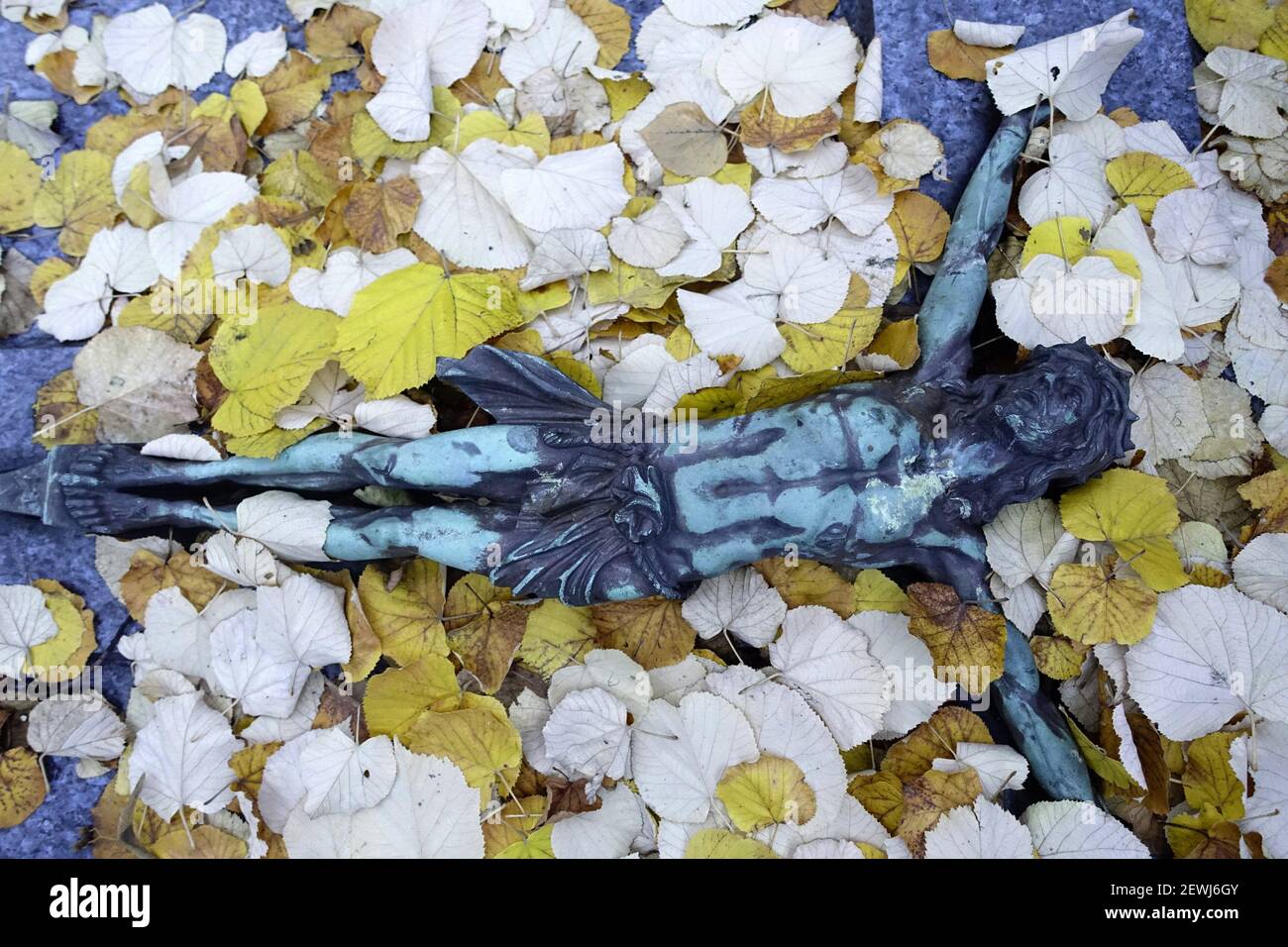 Statue jesus christ in cemetery hi-res stock photography and images - Alamy