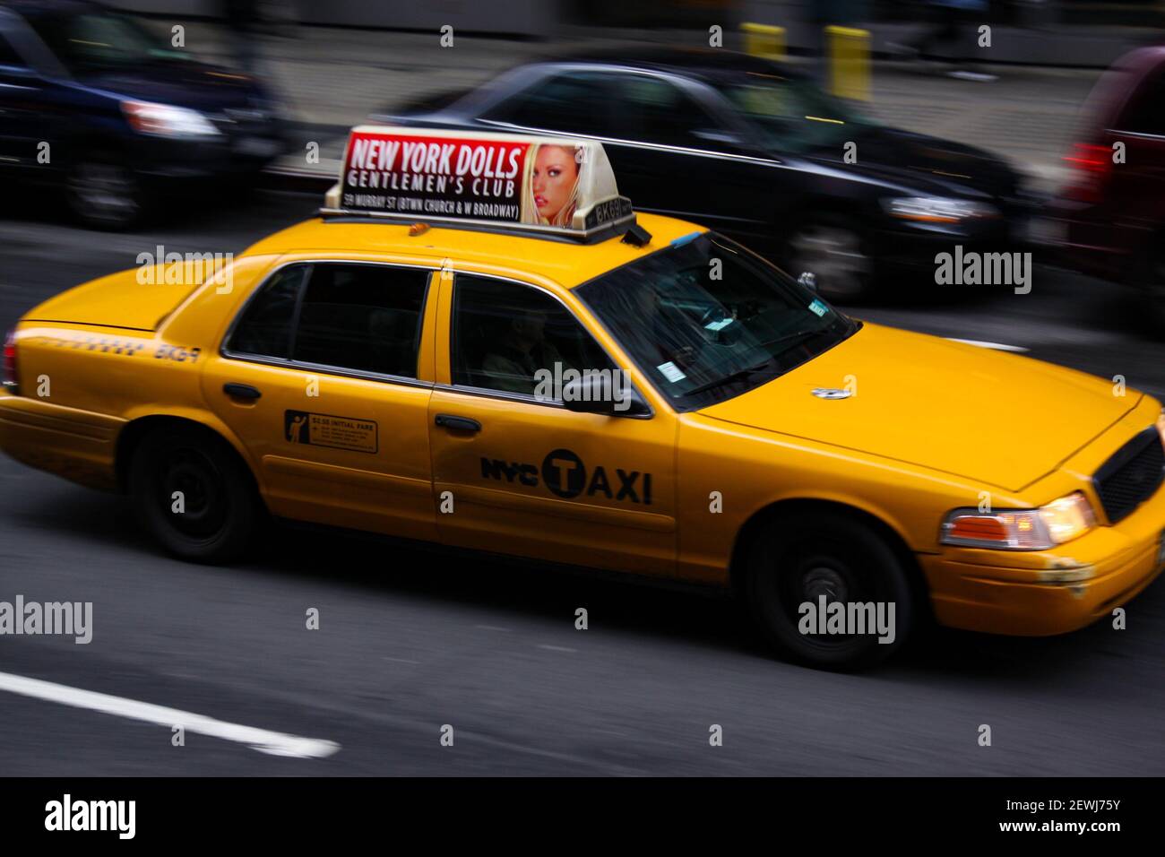 Taxi sign new york hi-res stock photography and images - Alamy