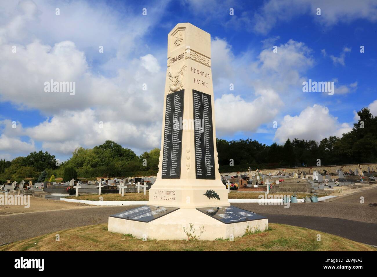 World war memorial building hi-res stock photography and images - Alamy