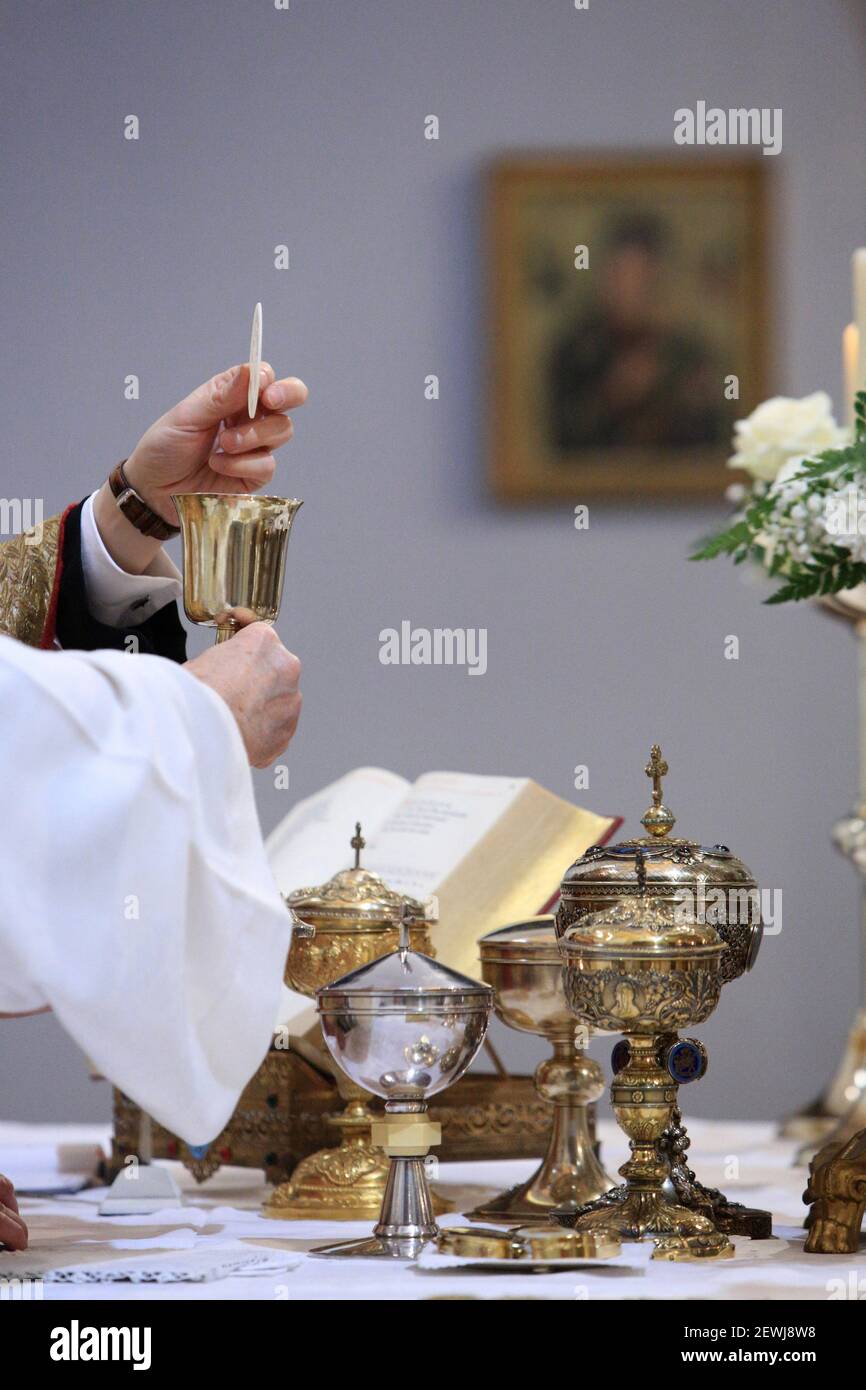 Eucharistic chalice with the host hi-res stock photography and images ...