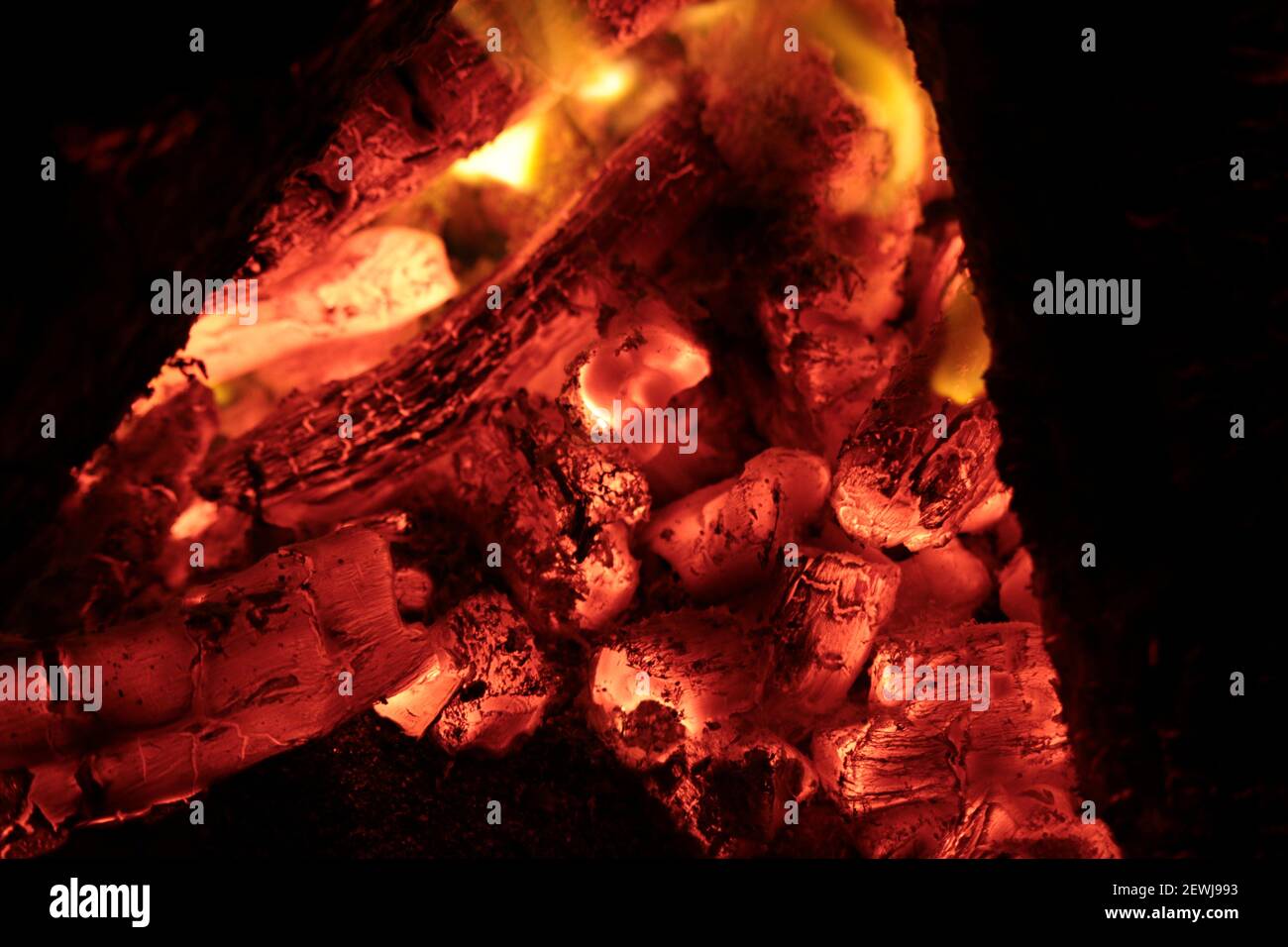 Embers campfire hi-res stock photography and images - Alamy