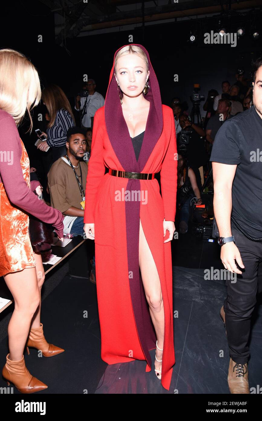 Caroline Vreeland attends NY: Front Row Cushnie Et Ochs pring Summer ...