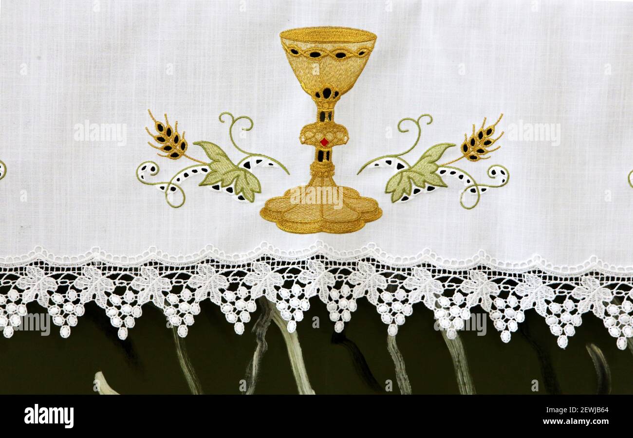 Altar chalice hi-res stock photography and images - Alamy