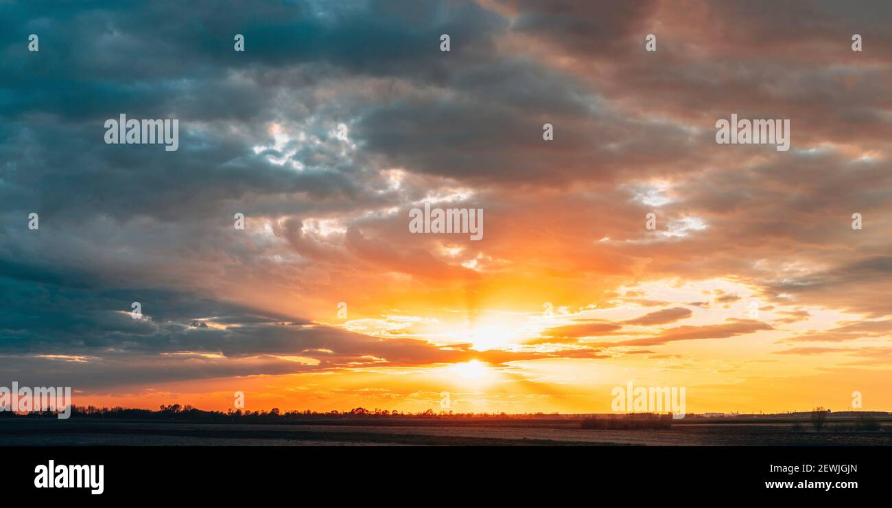 Sun Shine During Sunset Above Empty Spring Countryside Rural Soil ...