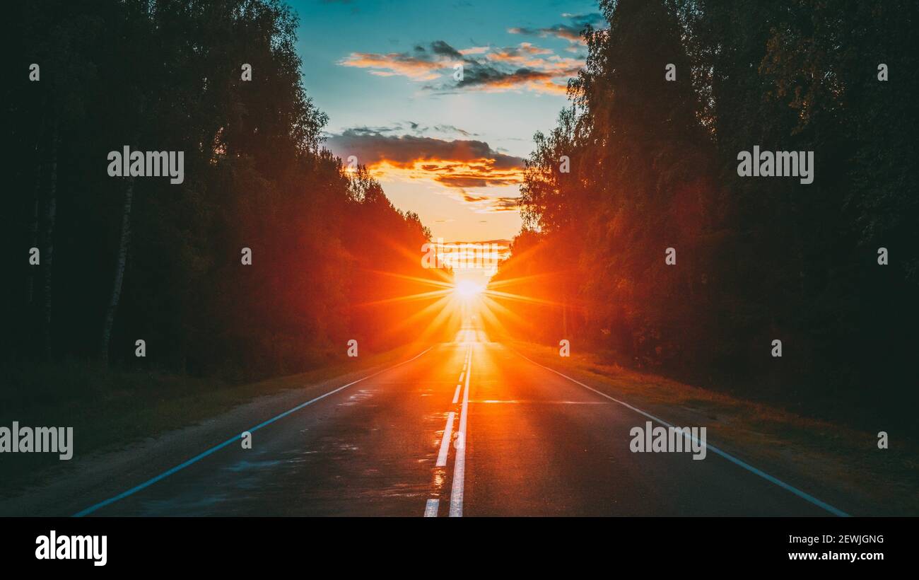 Sun rising over open road hi-res stock photography and images - Alamy