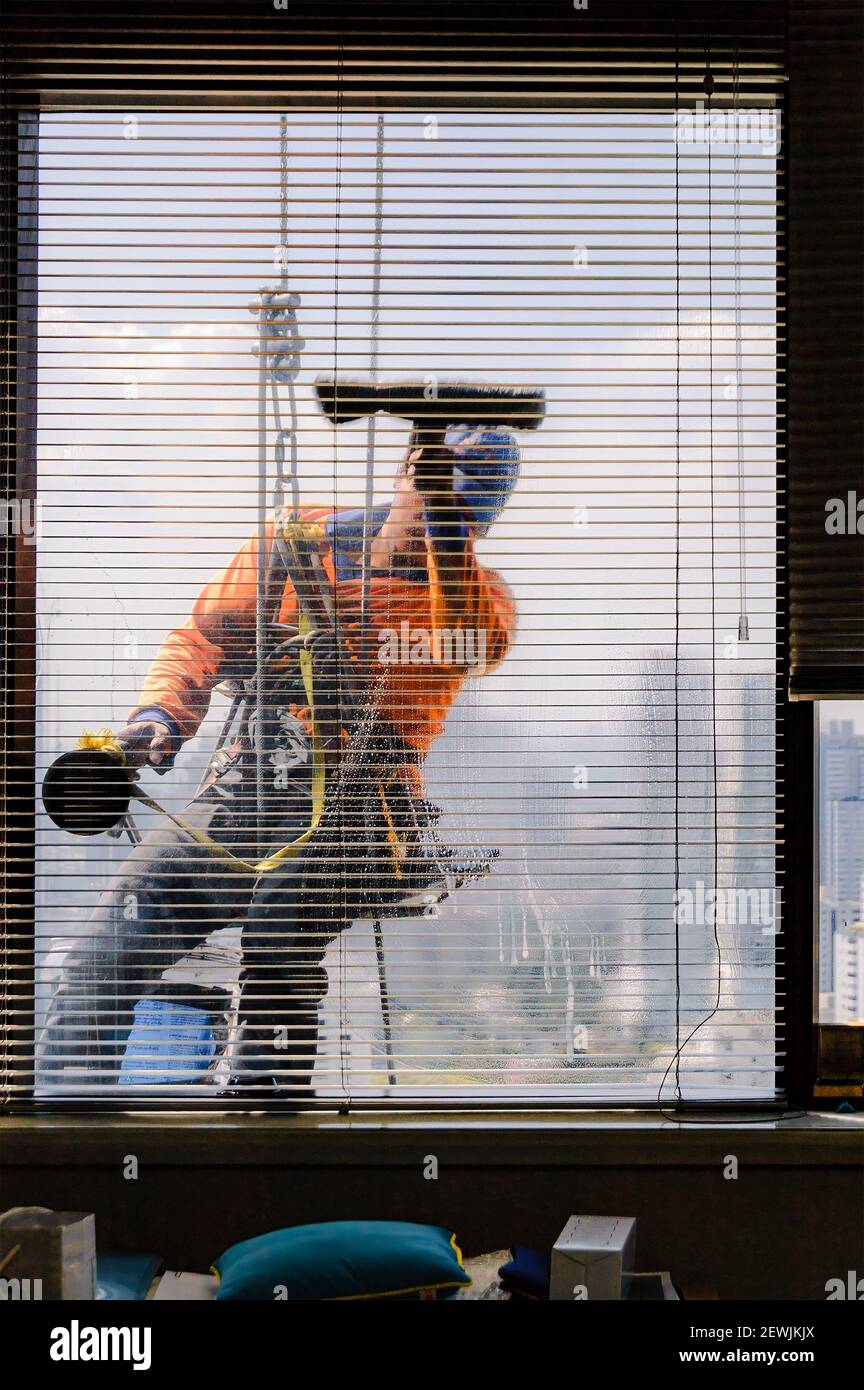 Rappelling window cleaner skyscraper hi-res stock photography and ...