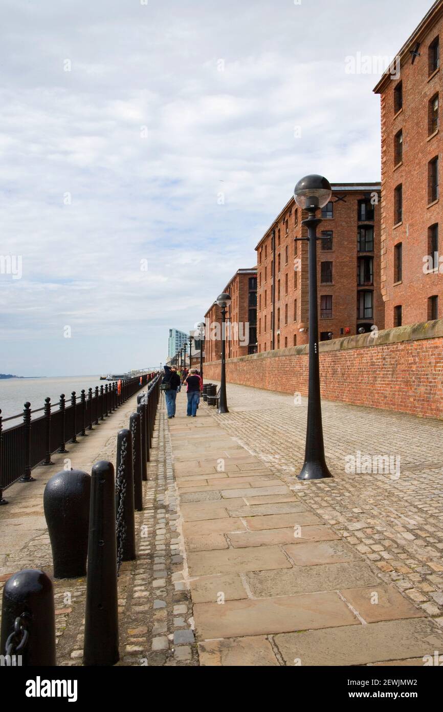 old warehouses at the albert dock liverpool Stock Photo - Alamy