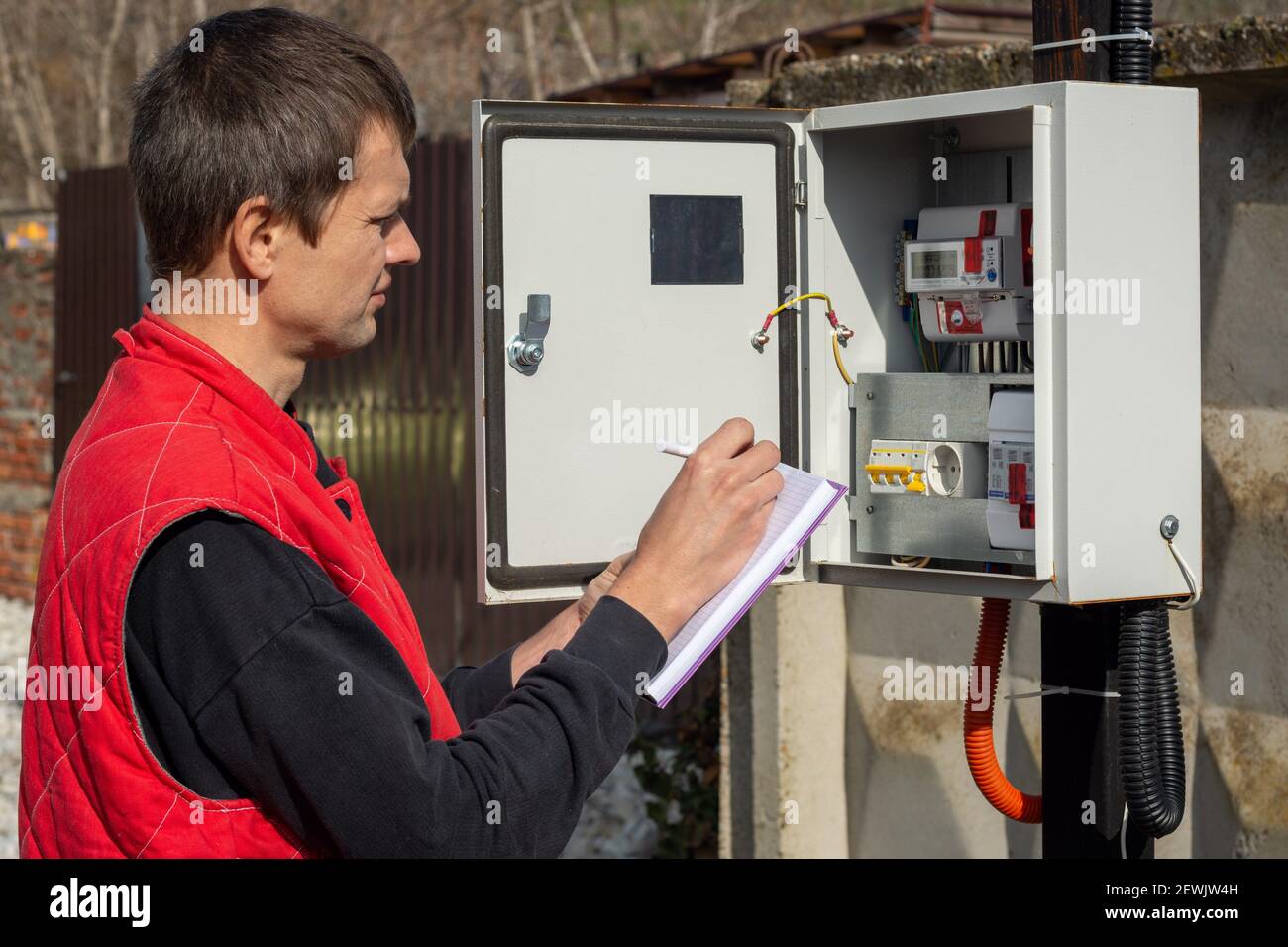 Man reading an electric meter hi-res stock photography and images - Alamy