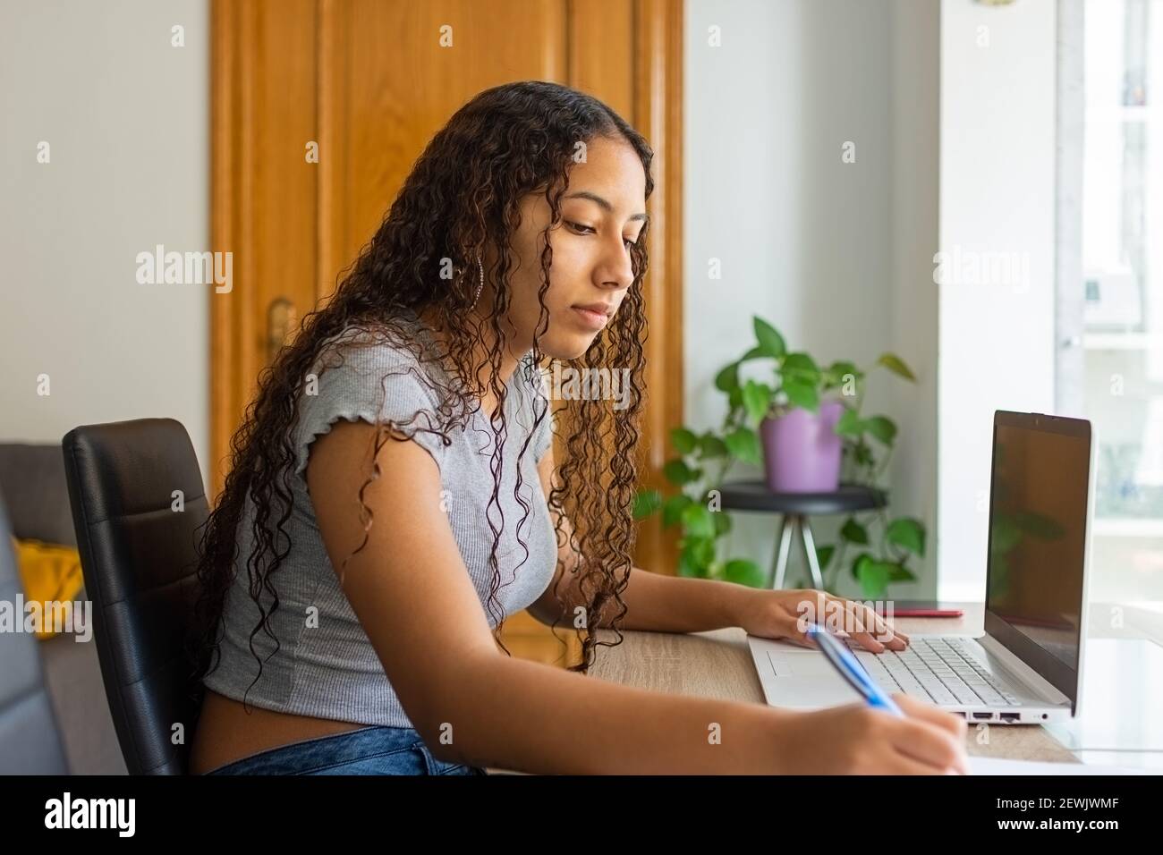 College girl writing note hi-res stock photography and images - Alamy