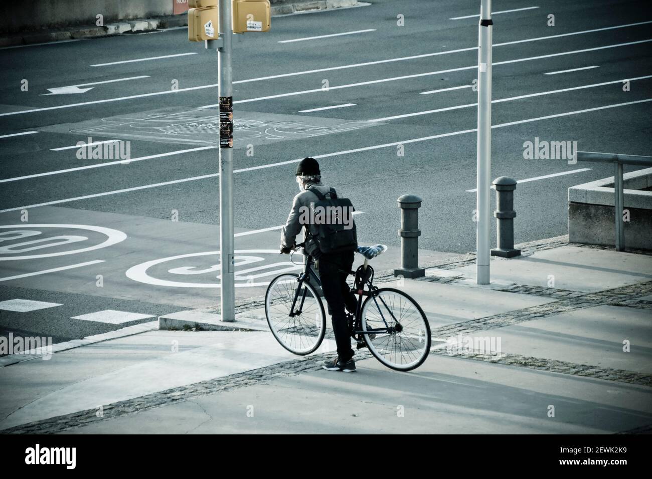 Cyclist man waiting in a stop light Stock Photo - Alamy