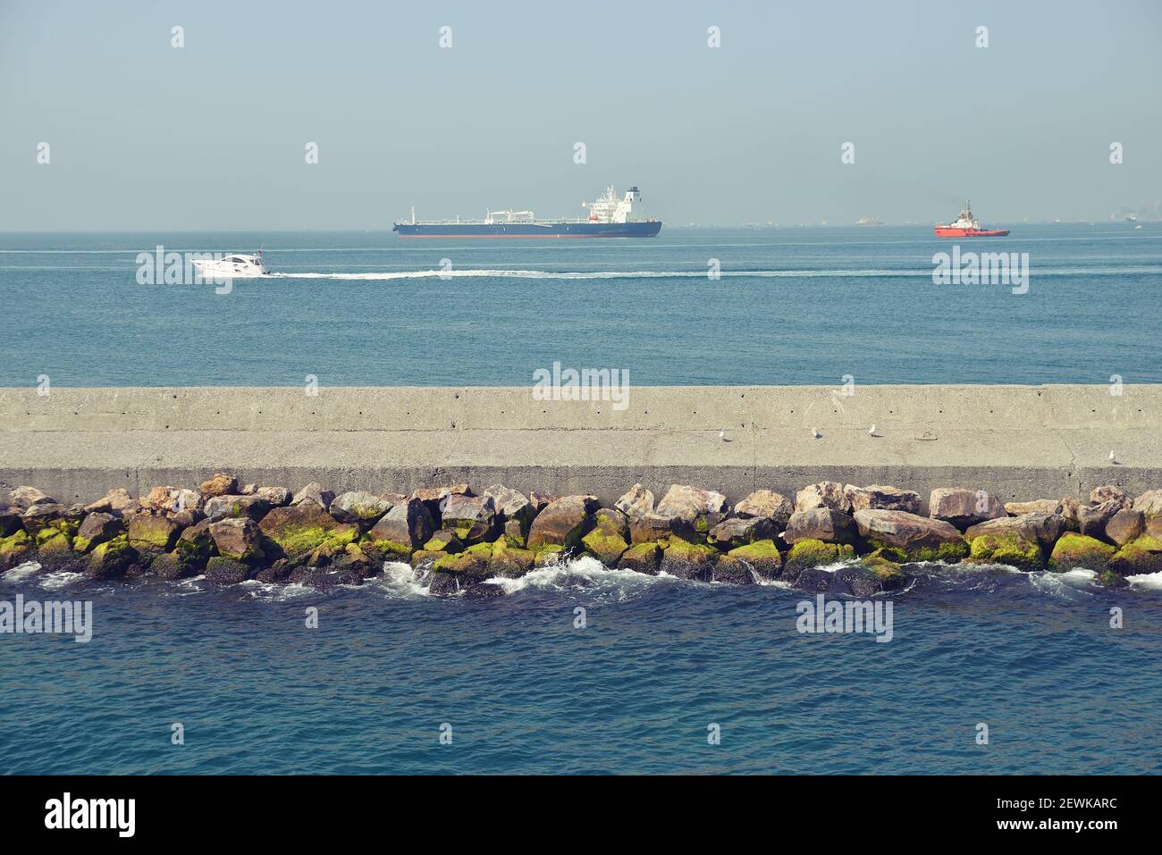 Small ships hi-res stock photography and images - Alamy
