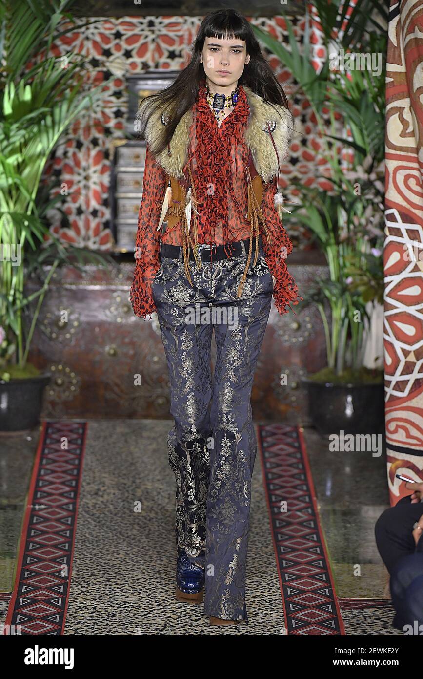 Isabella Ridolfi on the catwalk for Milan: Roberto Cavalli RTW Spring ...