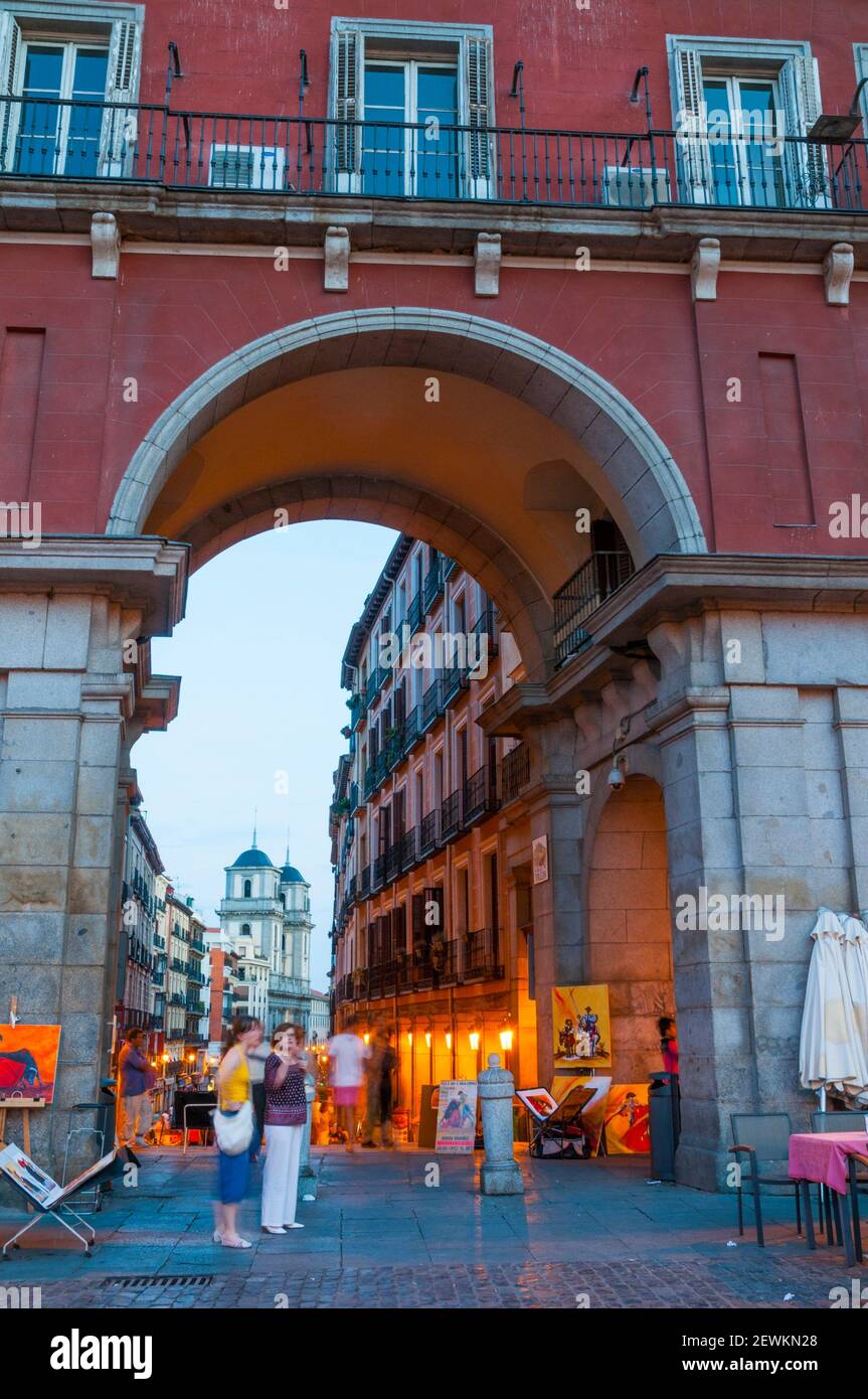 Archway into the main street of the city hi-res stock photography and ...