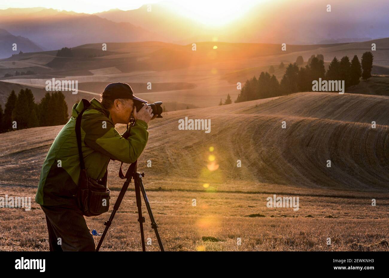(161001) -- URUMQI, Oct. 1, 2016 (Xinhua) -- A man takes photo of the ...