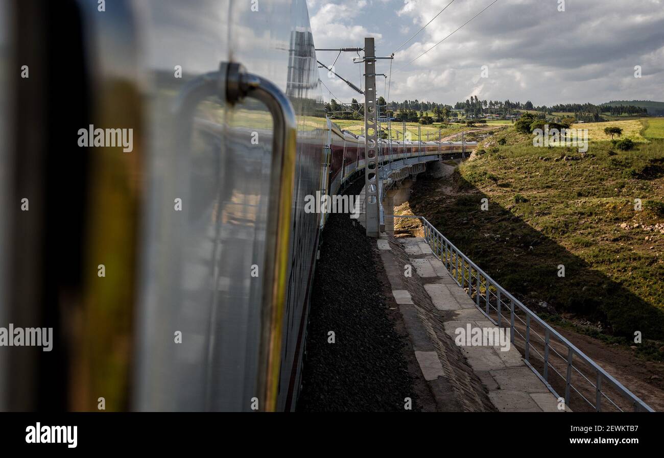 (161004) -- ADDIS ABABA, Oct. 4, 2016 (Xinhua) -- A train runs on the ...