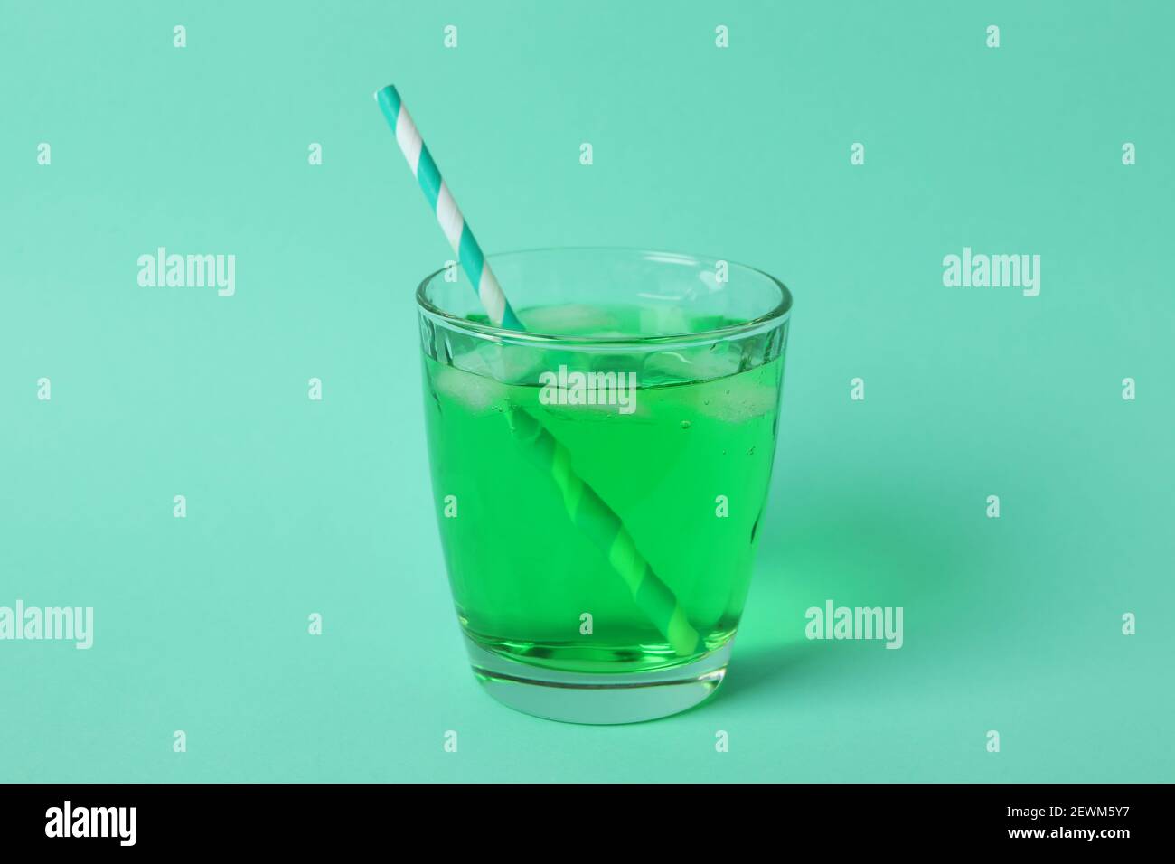 Green glass whiskey ice cubes hi-res stock photography and images - Alamy