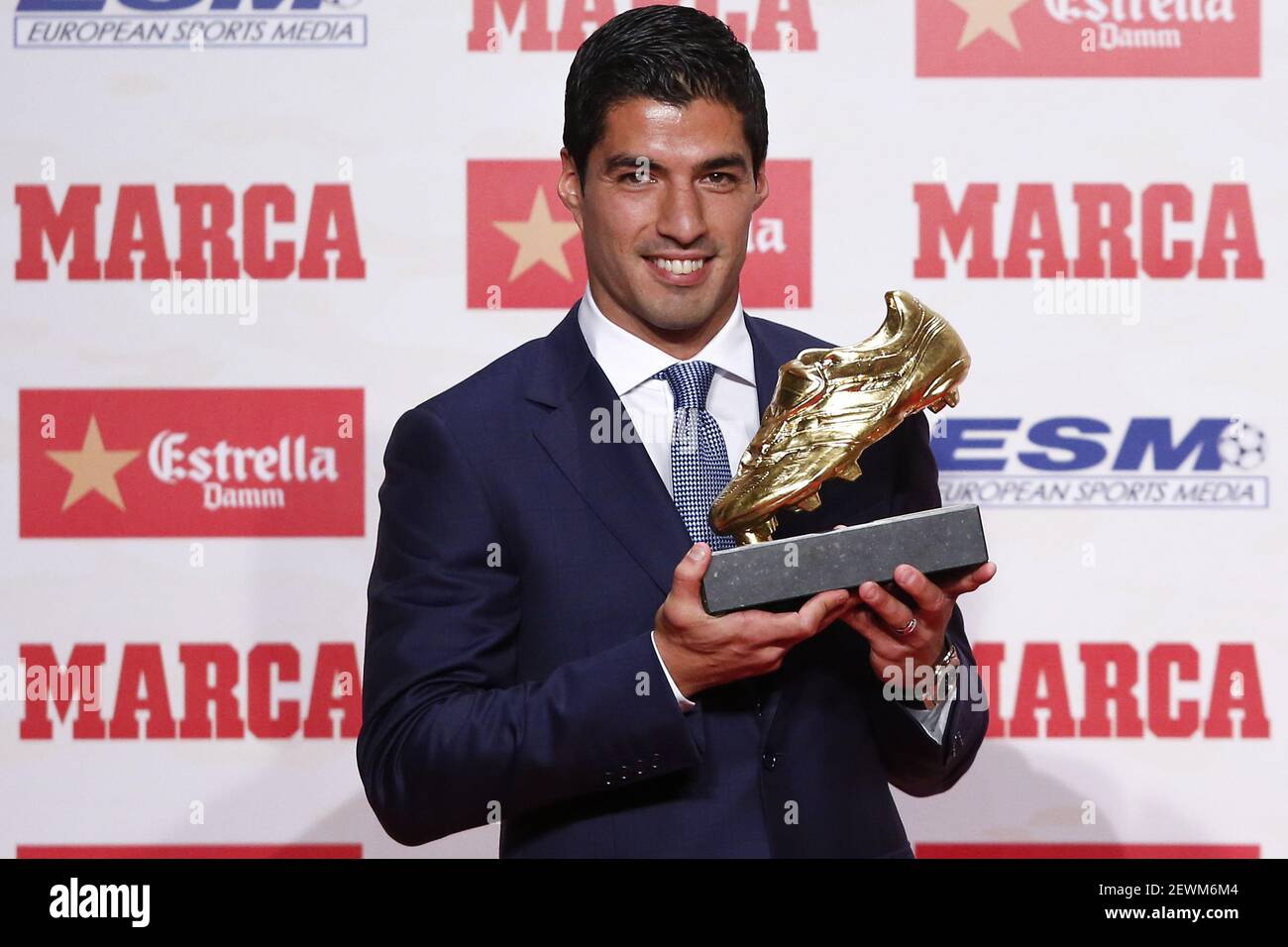 Barcelona's Luis Suarez poses with the Golden Boot trophy in Barcelona ...