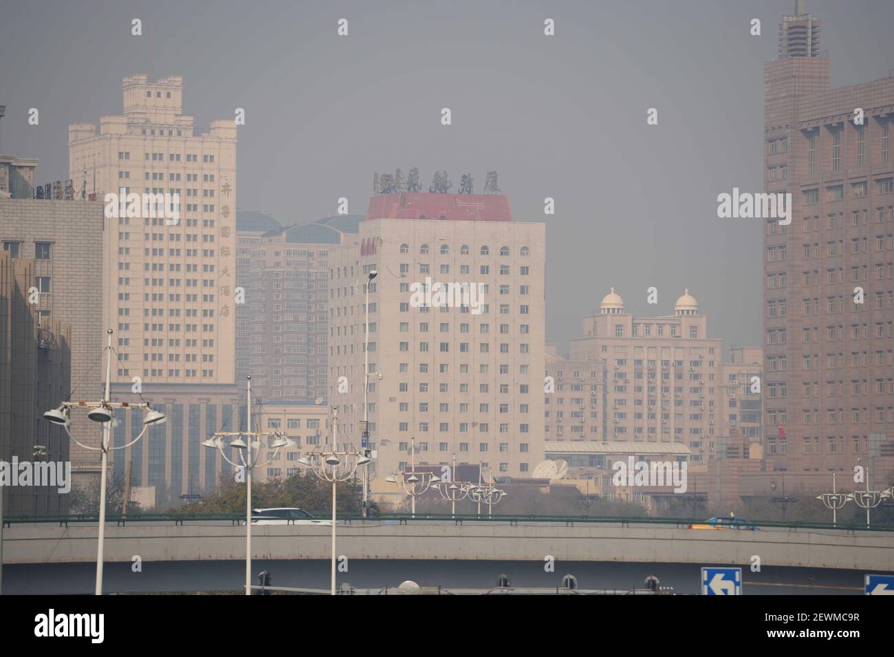 (161025) -- HARBIN, Oct. 25, 2016 (Xinhua) -- Buildings are shrouded in ...