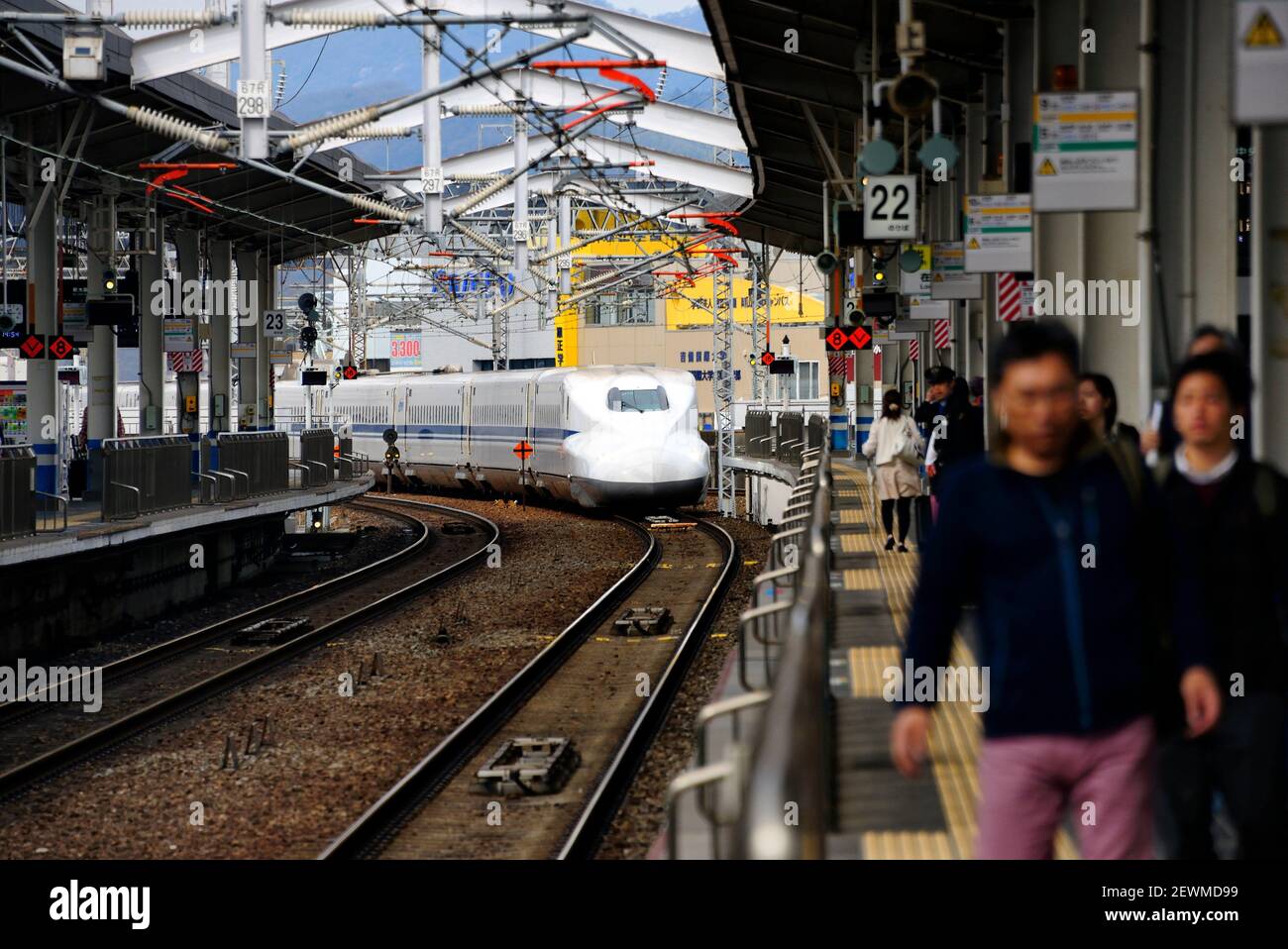 Use technology from the japanese bullet train hi-res stock photography ...