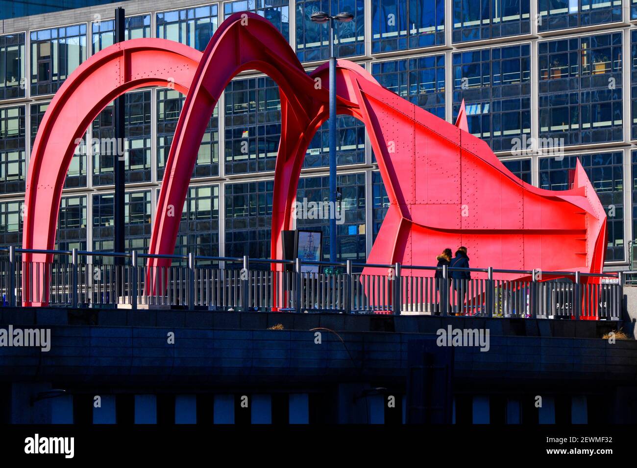 Alexander calder sculpture hi-res stock photography and images - Alamy