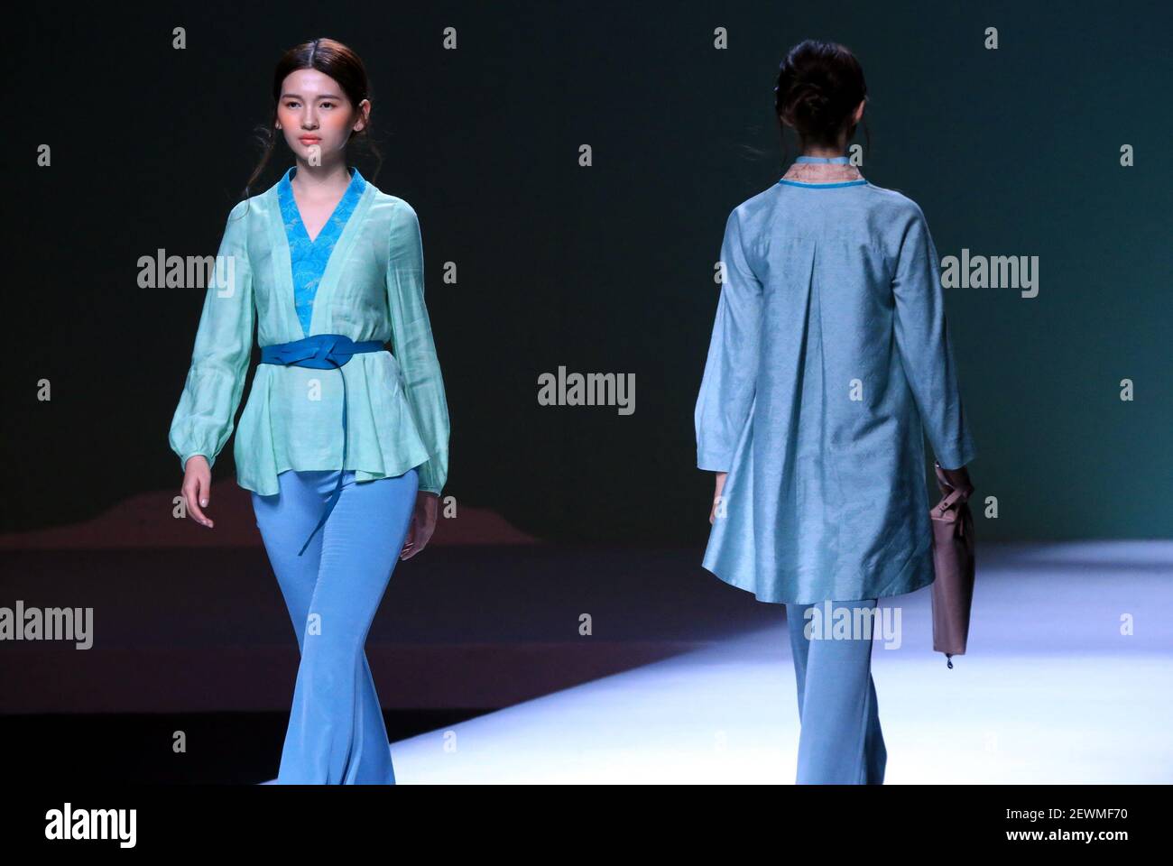 (161027) -- BEIJING, Oct. 27, 2016 (Xinhua) -- Models present creations ...