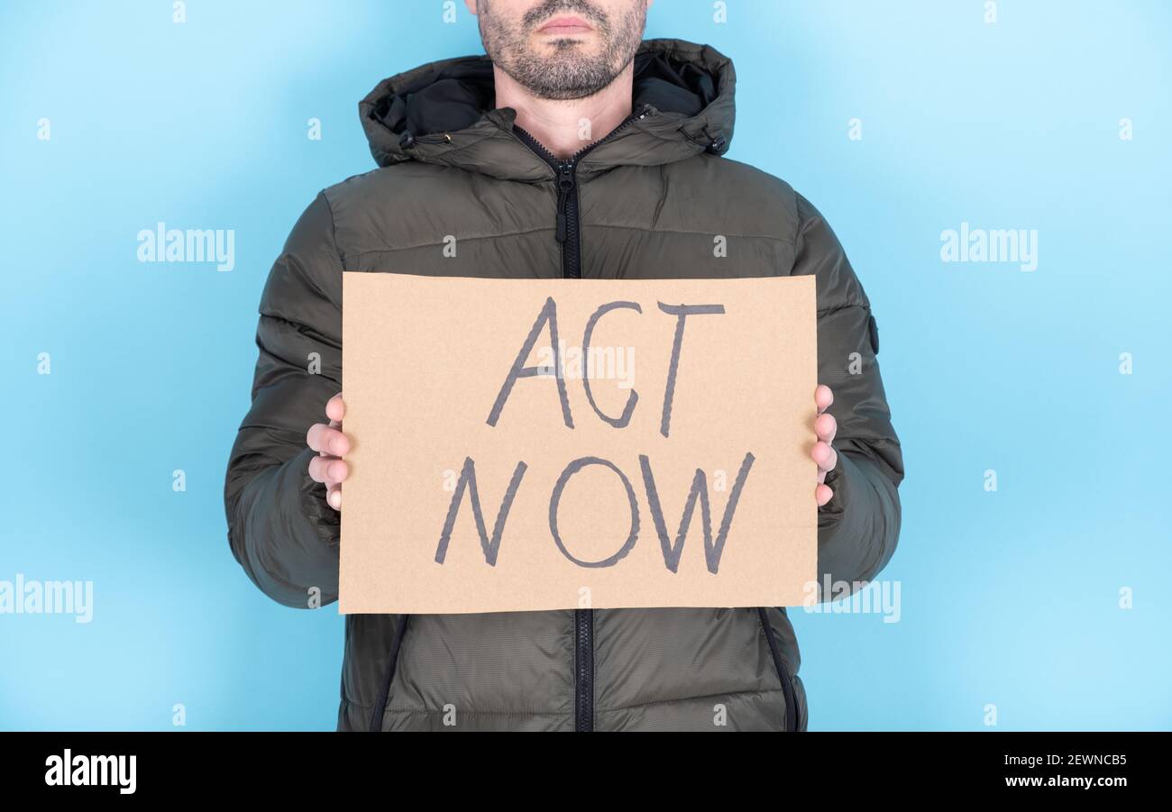 Now showing sign hi-res stock photography and images - Alamy