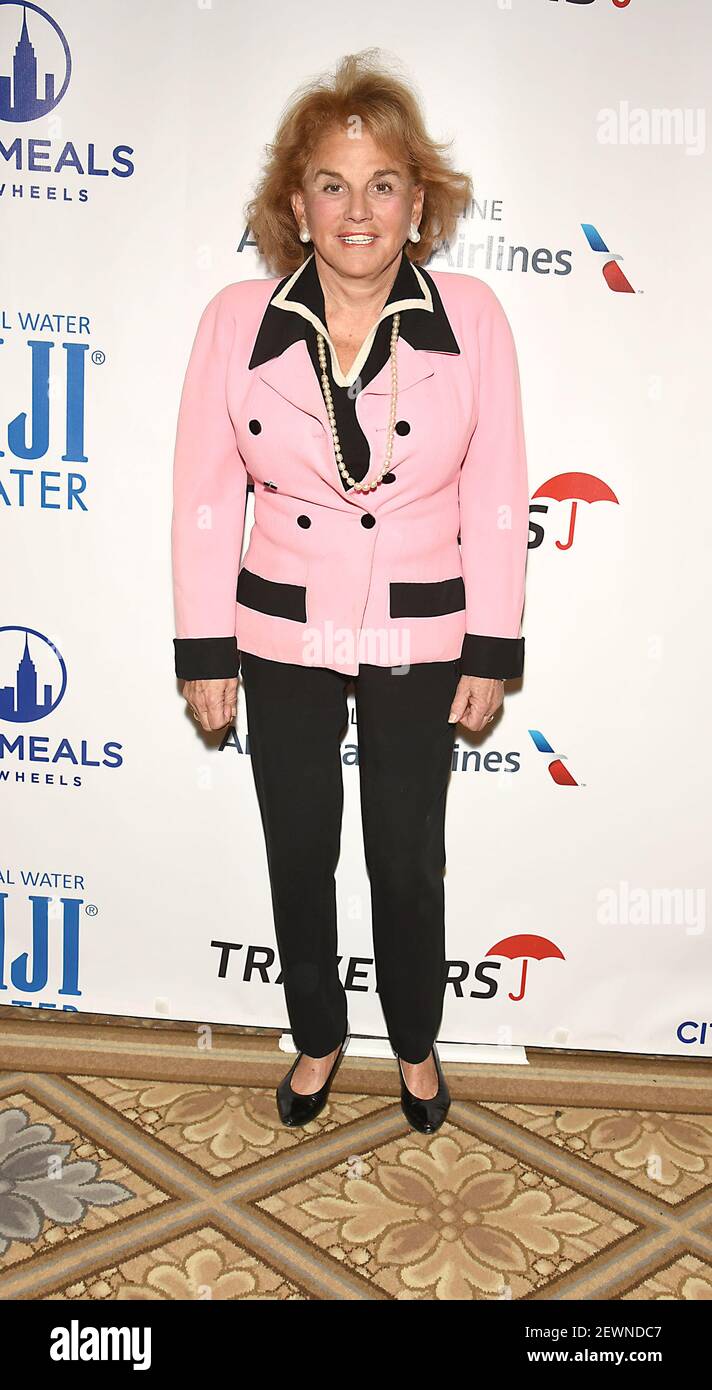 Liz Robbins attends the Citymeals on Wheels 30th Annual Power Lunch for ...