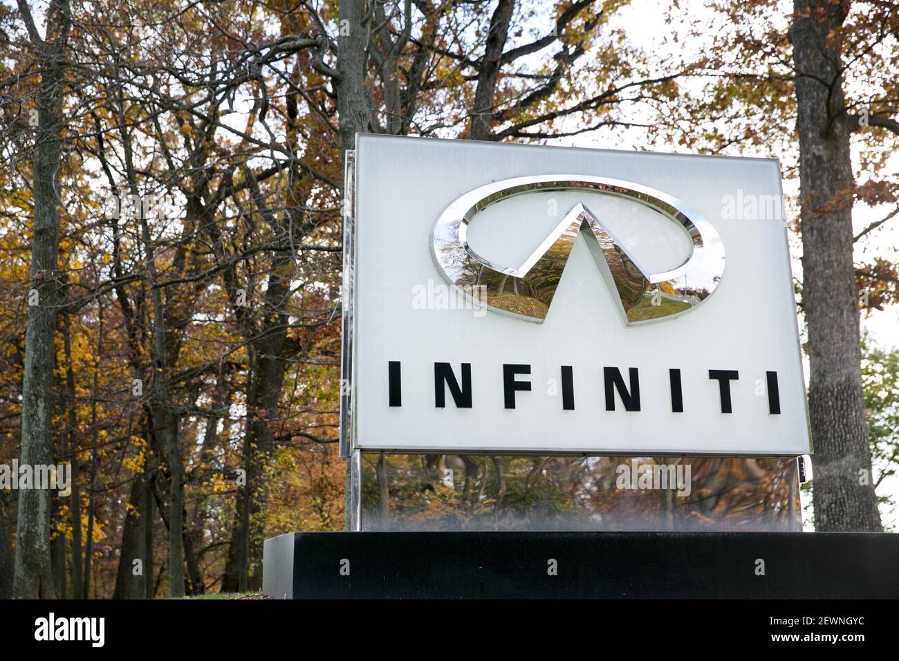 Car infiniti logo hi-res stock photography and images - Alamy