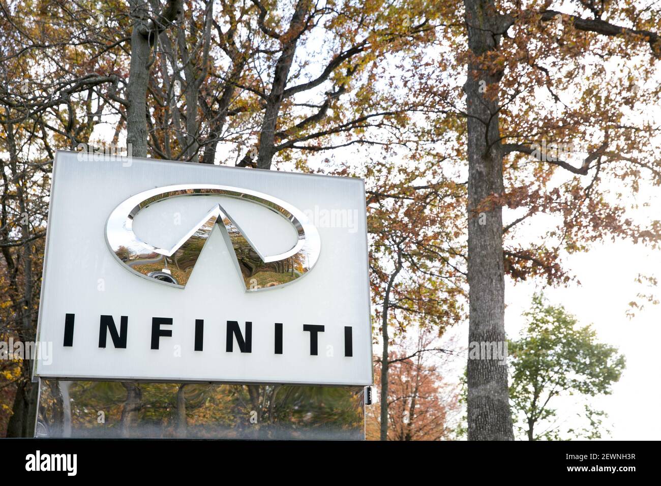 Car infiniti logo hi-res stock photography and images - Alamy