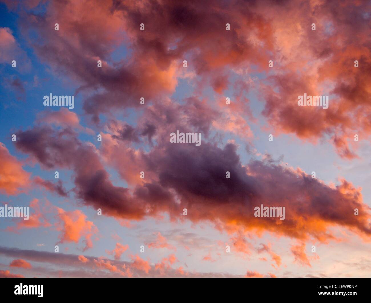 Red clouds with blue sky hi-res stock photography and images - Alamy