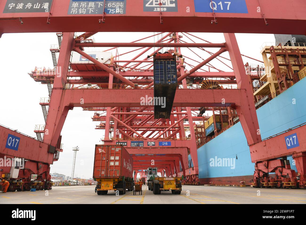 Container lifts hi-res stock photography and images - Alamy