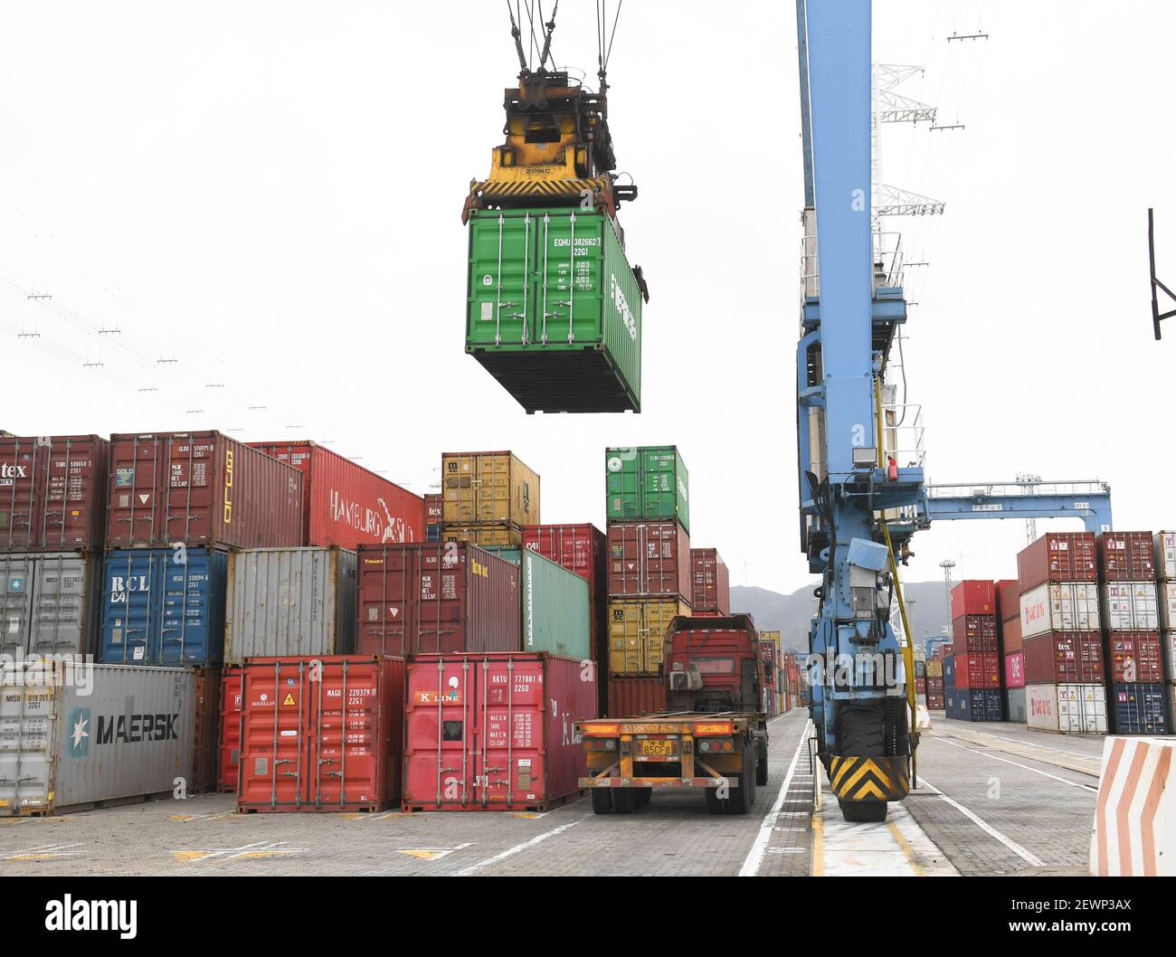 Container lifts hi-res stock photography and images - Alamy