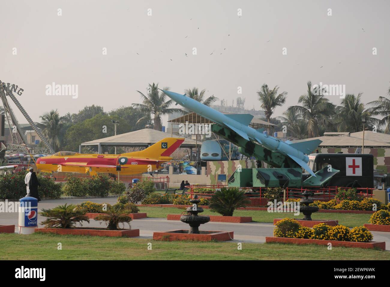 (161207) -- KARACHI, Dec. 7, 2016 (Xinhua) -- People visit Pakistan Air ...