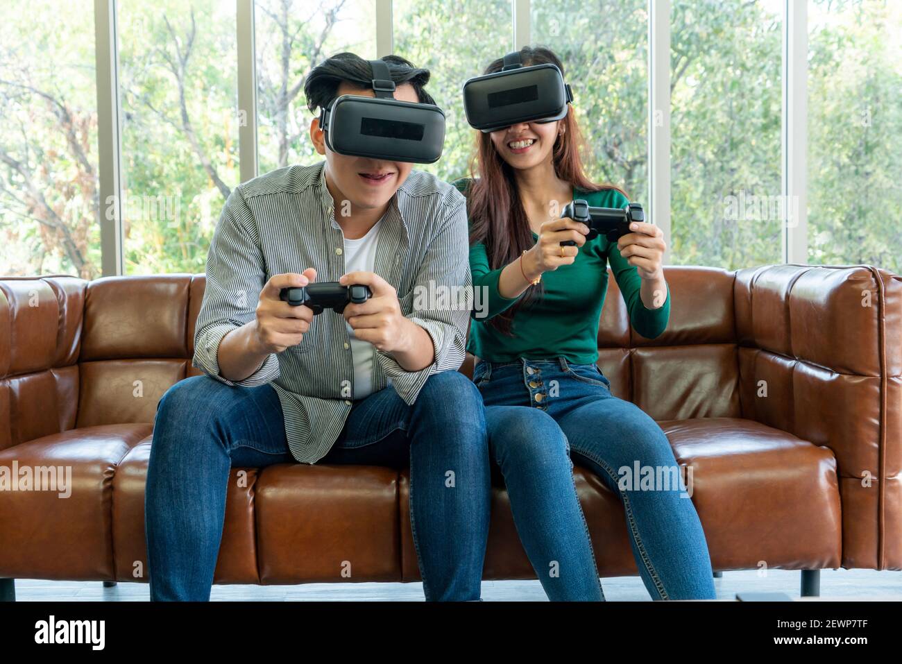 Vr headset phone in hand hi-res stock photography and images - Alamy