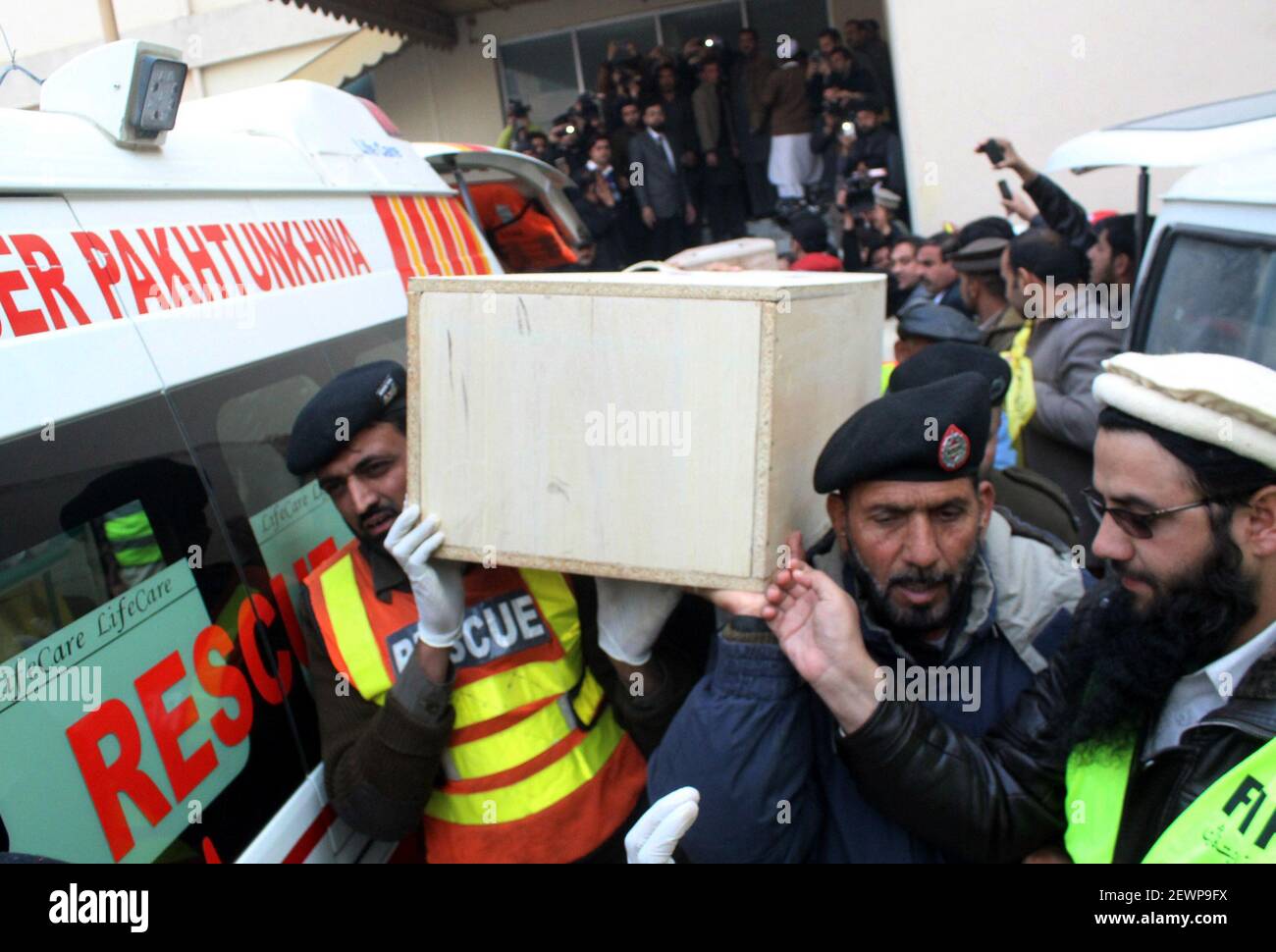 (161208) -- ABBOTTABAD, Dec. 8, 2016 (Xinhua) -- People transfer a ...