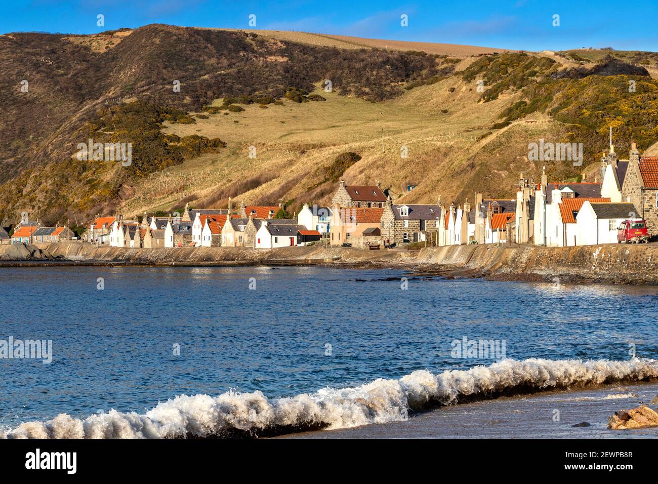 CROVIE VILLAGE ABERDEENSHIRE SCOTLAND A ROW OF HOUSES WITH RED ROOF ...