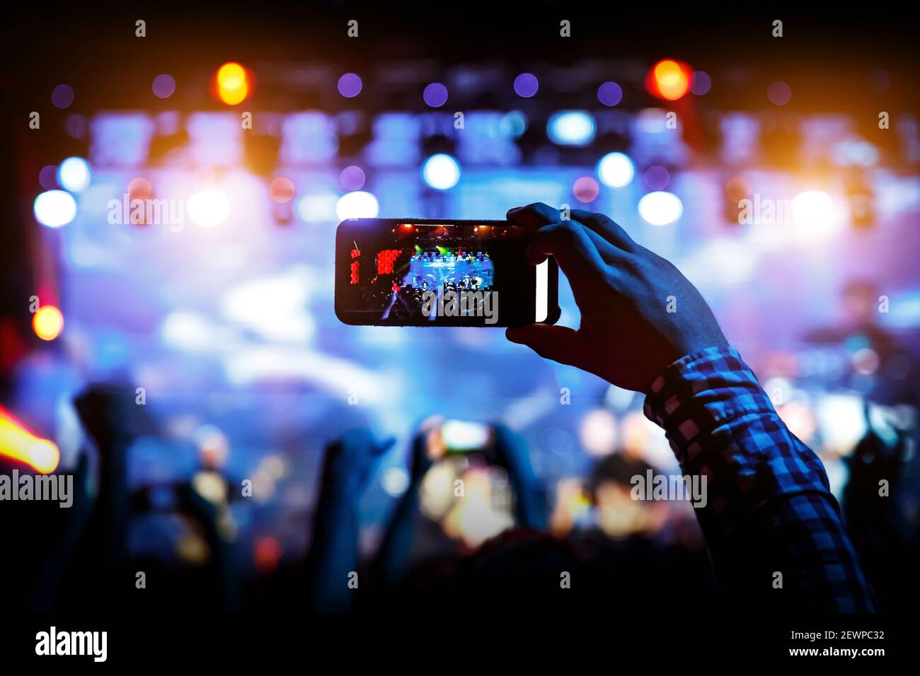 Man holding mobile recording event hi-res stock photography and images ...