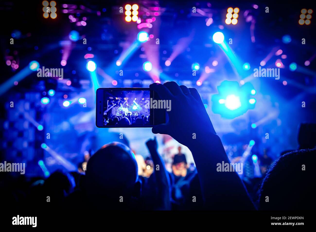 Man holding mobile recording event hi-res stock photography and images ...
