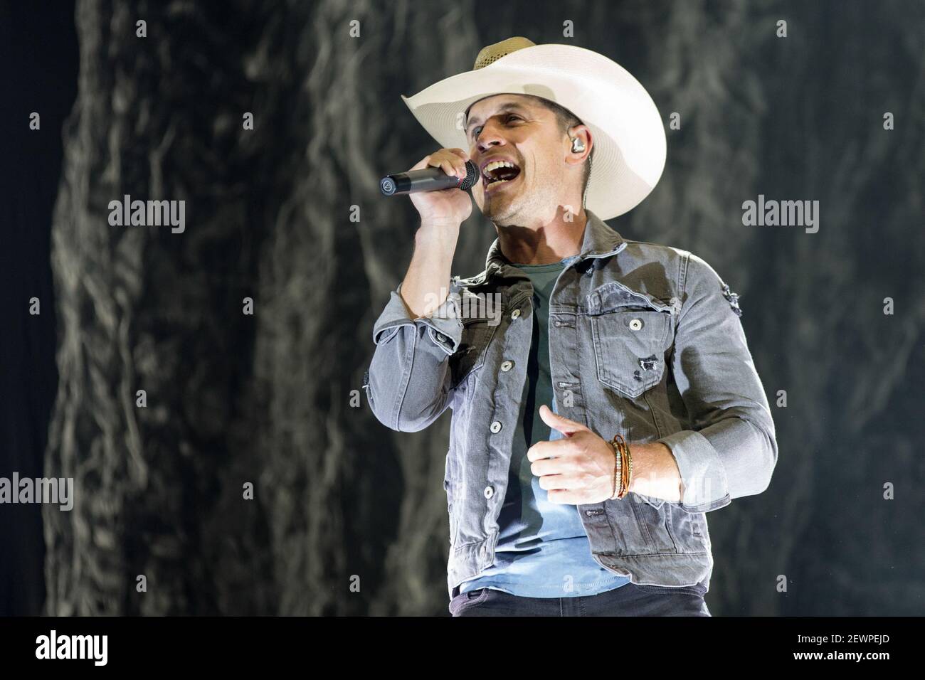 Dustin Lynch at iWireless Center on December 9, 2016, in Moline ...