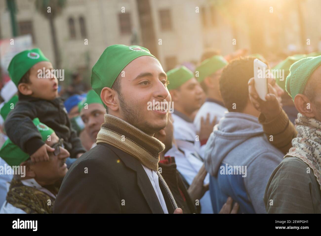 (161211) -- CAIRO, Dec. 11, 2016 (Xinhua) -- Egyptian Muslims take part ...